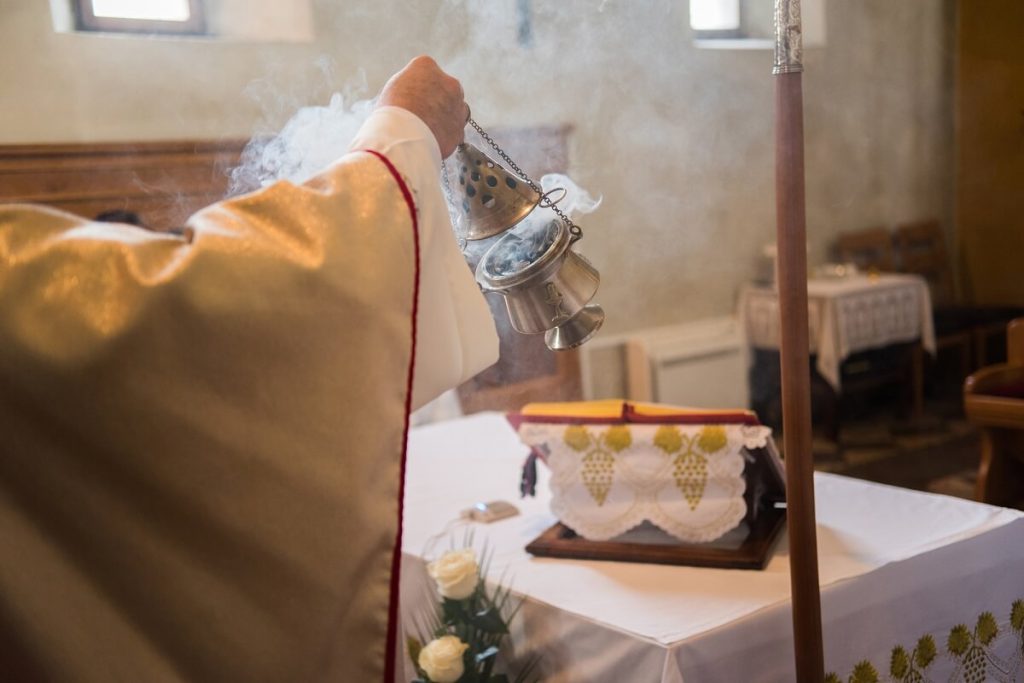 ᐈ ¿Cuál es el significado del incienso en un funeral católico?